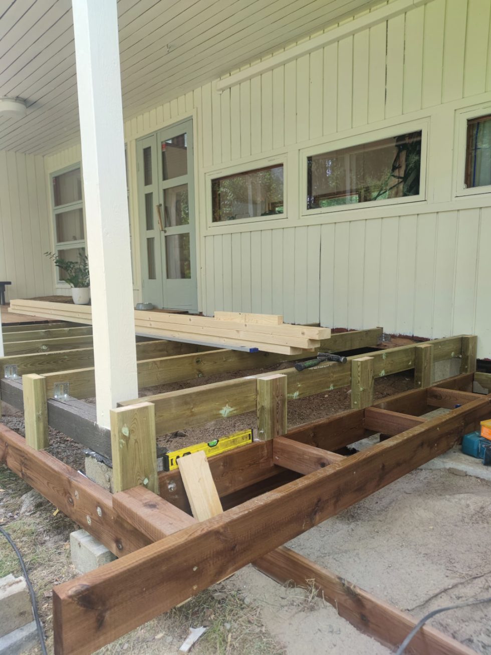 Terassin rakentaminen - Red Wine Renovation