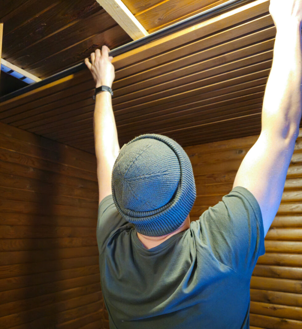 Mökkisaunan remontti: ajattoman tyylikäs rimakatto - Red Wine Renovation