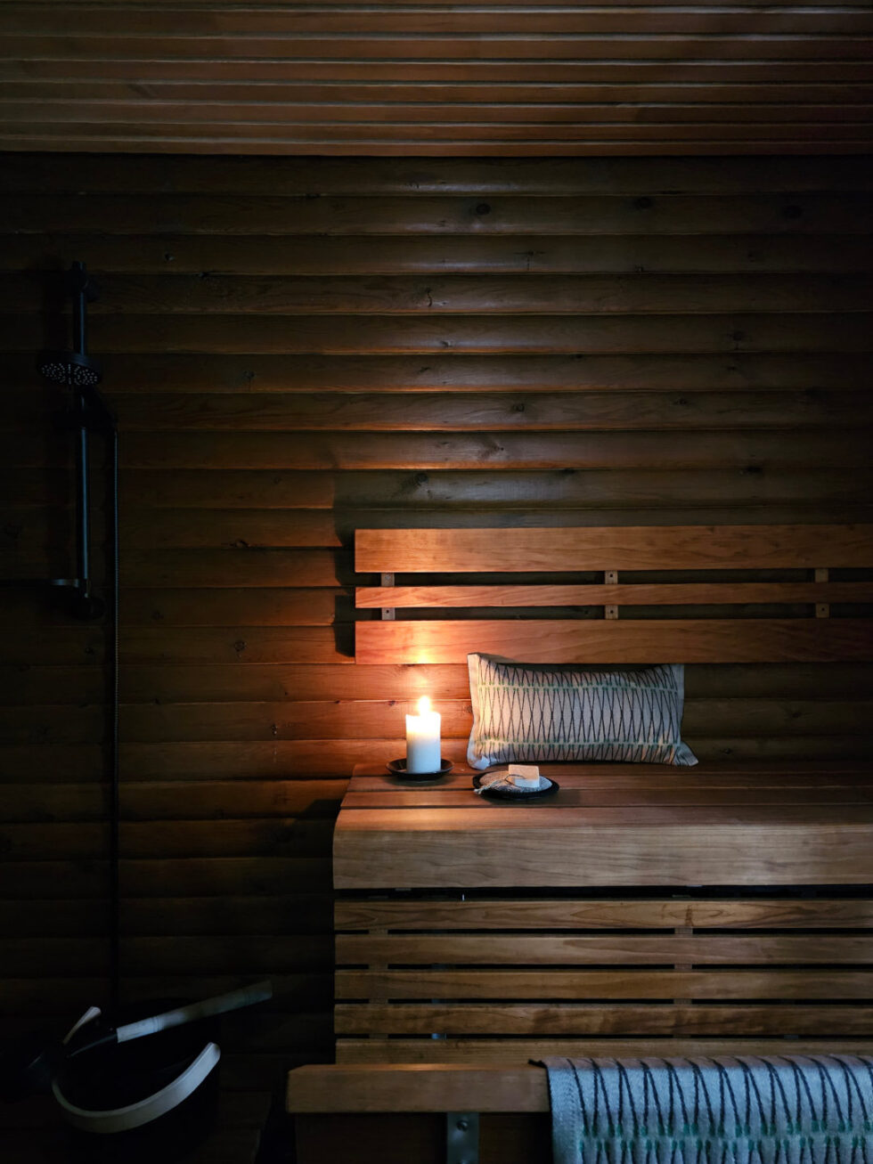 Mökkisaunan remontti: ajattoman tyylikäs rimakatto - Red Wine Renovation